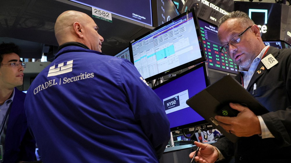 Wall Street Plunges Sharply, Weighed Down by the Tech Sector - Forex ...